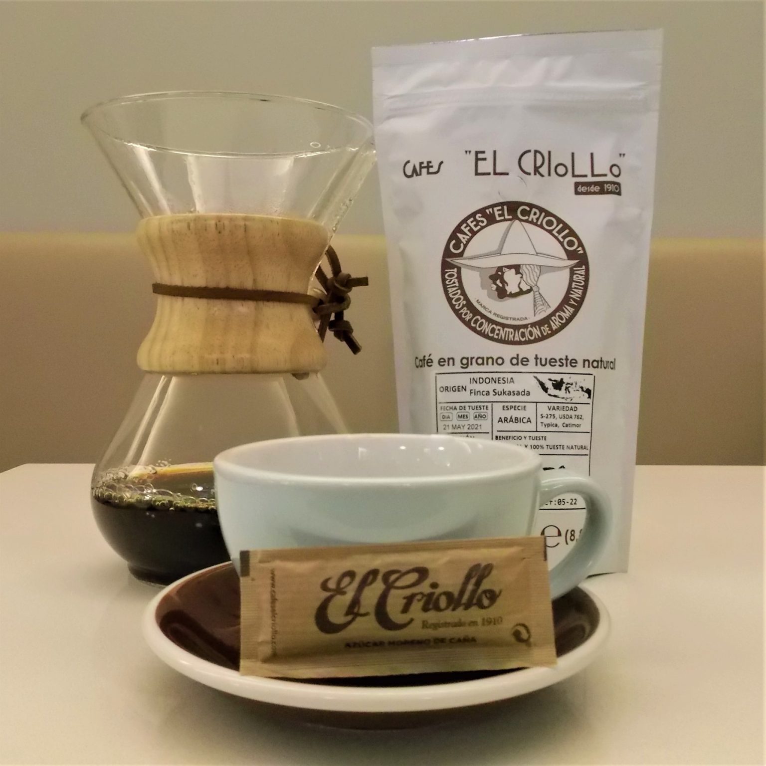 CRIOLLO COFFEE STORE, terraza y venta de café